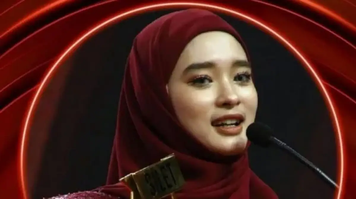 Inara Rusli Dituduh Akan Lepas Hijab, Jawabannya Bikin Jleb - Info Semarang