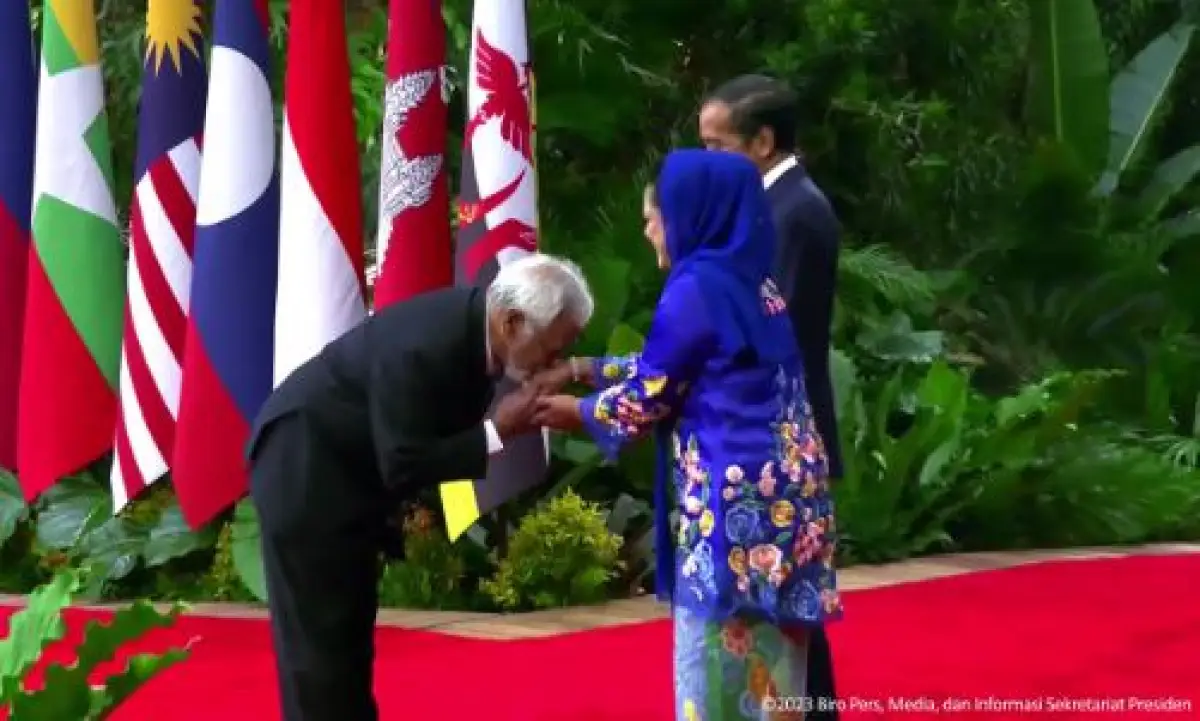 Momen PM Timor Leste Xanana Gusmao Cium Tangan Iriana Jokowi Saat Baru Tiba di Lokasi KTT ASEAN ...