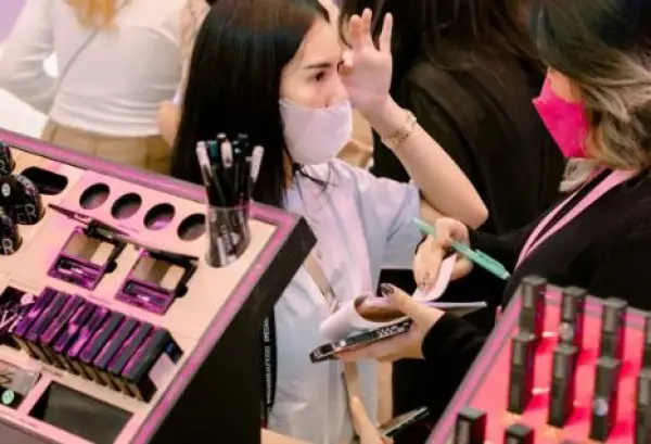 Profil Nurul Atik Pemilik Rocket Chicken Asal Jepara, Ayam Goreng Lokal ...