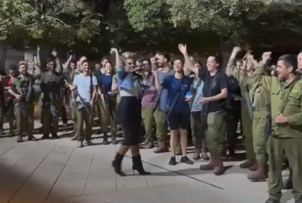 Profil Nurul Atik Pemilik Rocket Chicken Asal Jepara, Ayam Goreng Lokal ...